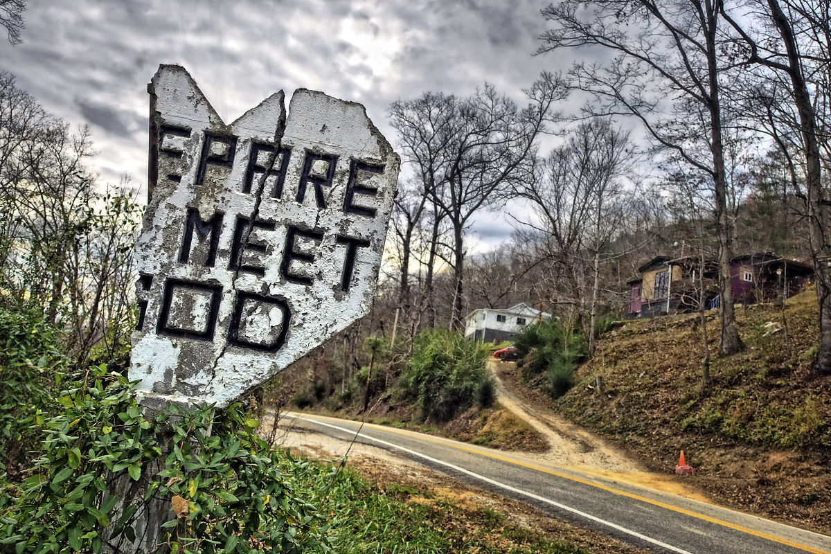Heart-Shaped Marker by Harrison Mayes near Cumberland Gap, KY, Dione ...